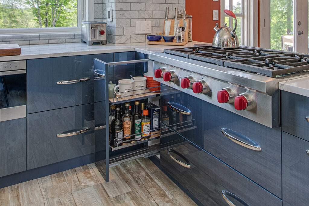 Modern Chef's Kitchen - Showplace Cabinetry