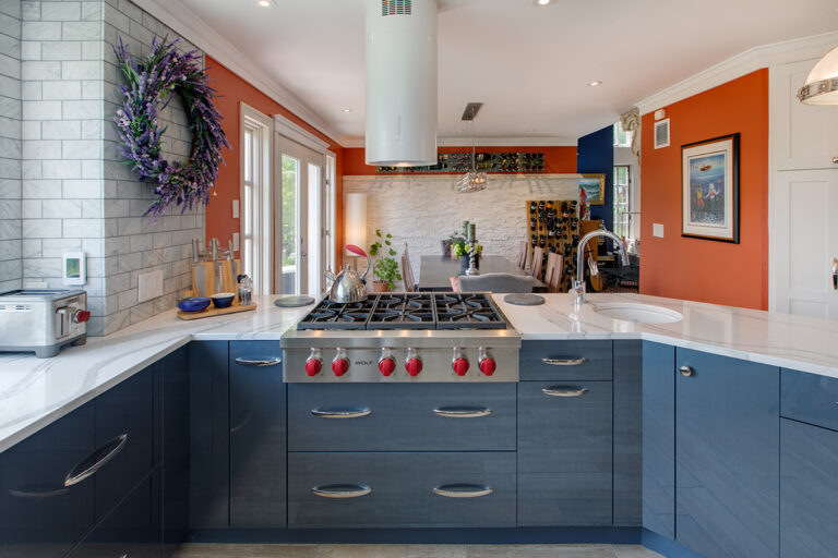 Modern Chef's Kitchen - Showplace Cabinetry
