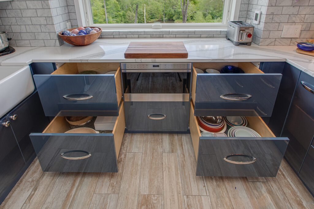 Modern Chef's Kitchen - Showplace Cabinetry