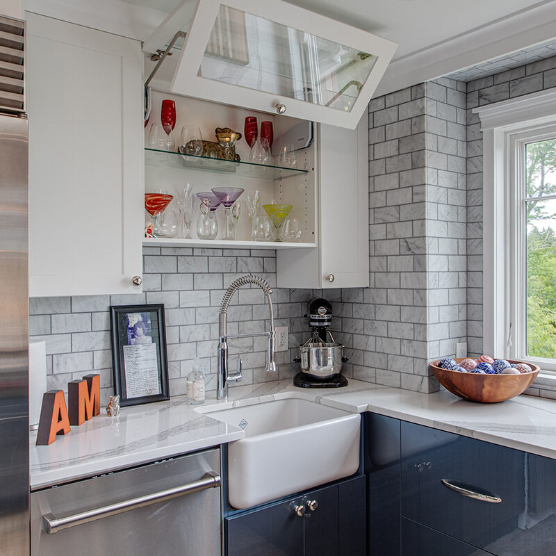 Modern Chef's Kitchen - Showplace Cabinetry