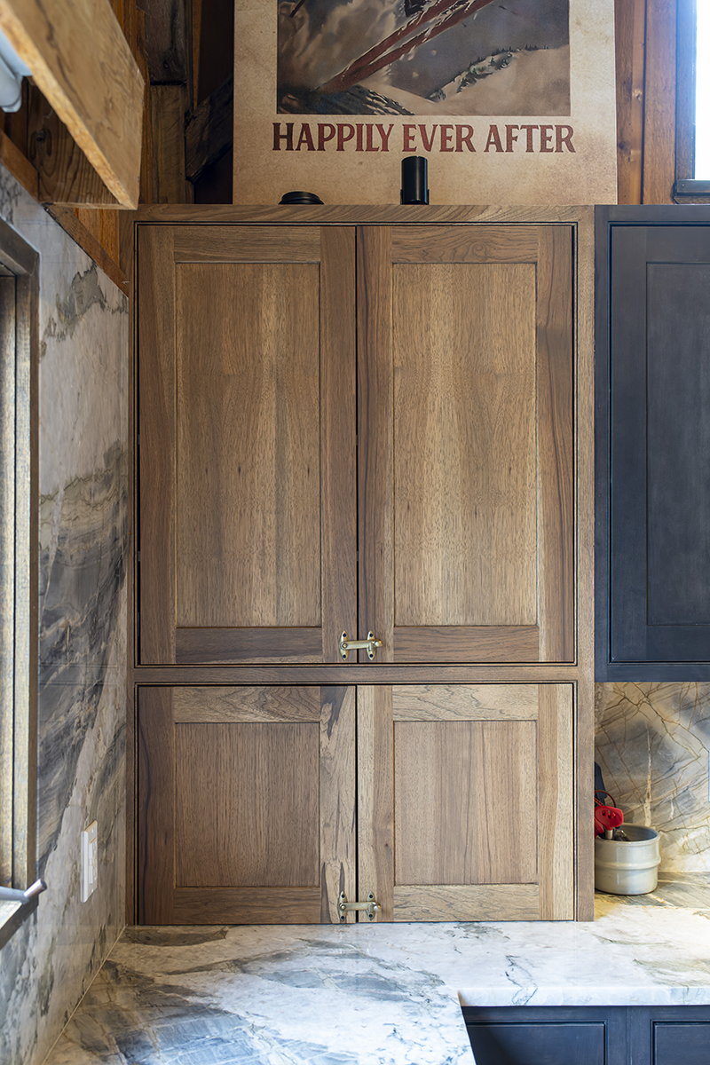 Midnight Maple Cabinets | Cognac Hickory