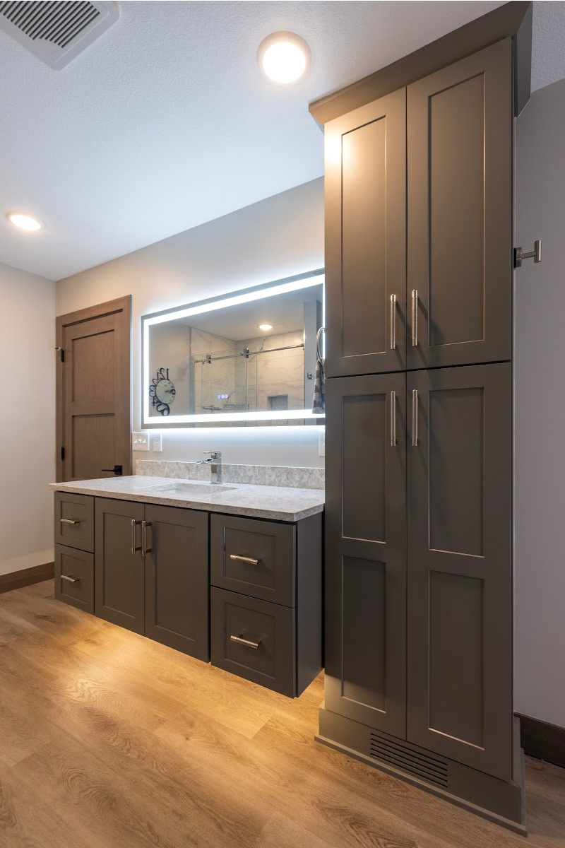 Contemporary Maple Kitchen Cabinets - Showplace Cabinetry