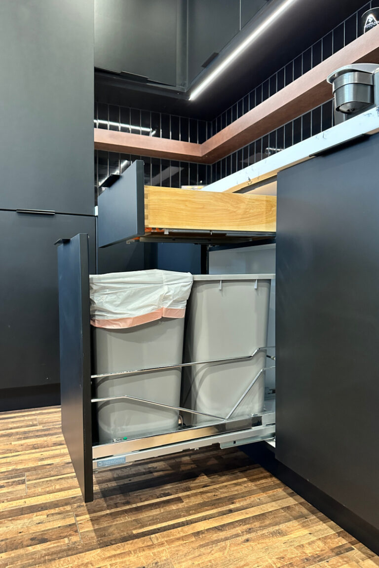 Contemporary Kitchen Showroom Display - Showplace Cabinetry