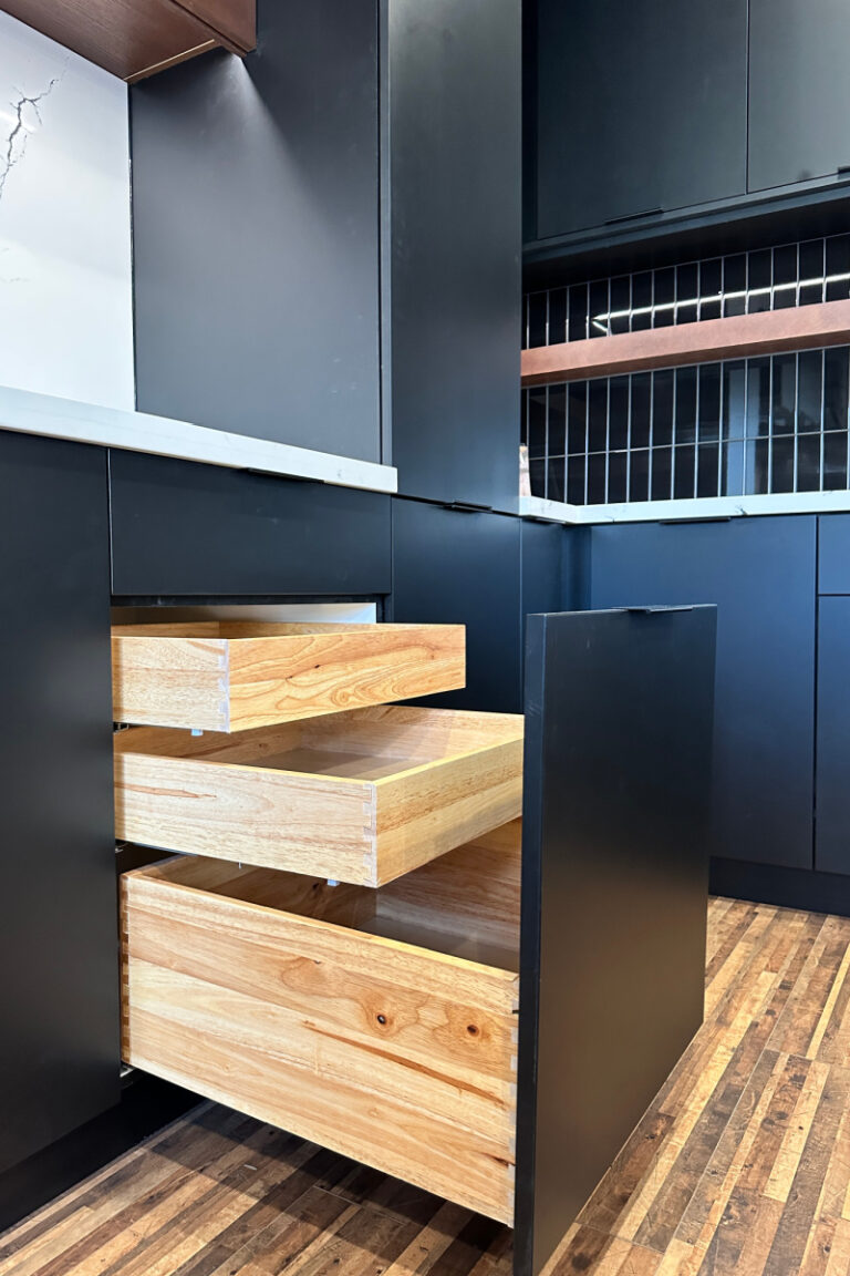 Contemporary Kitchen Showroom Display - Showplace Cabinetry