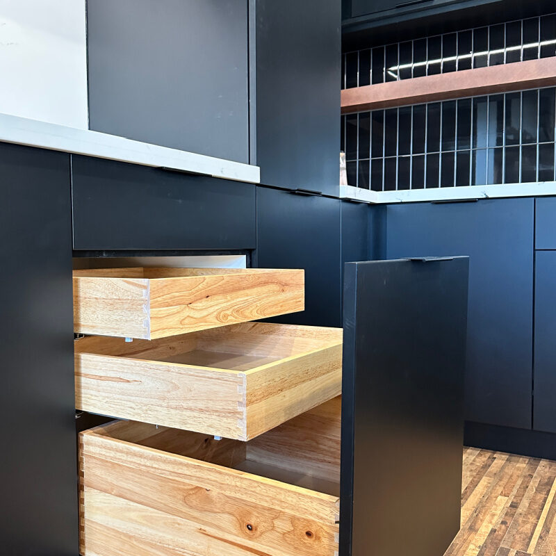 Contemporary Kitchen Showroom Display - Showplace Cabinetry