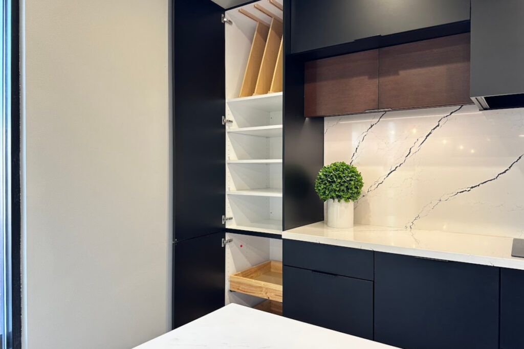 Contemporary Kitchen Showroom Display - Showplace Cabinetry