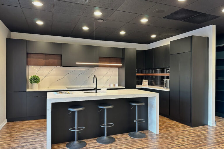 Contemporary Kitchen Showroom Display - Showplace Cabinetry