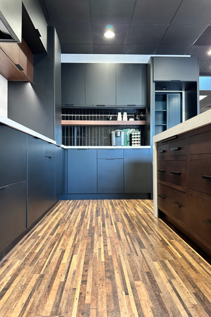 Contemporary Kitchen Showroom Display - Showplace Cabinetry