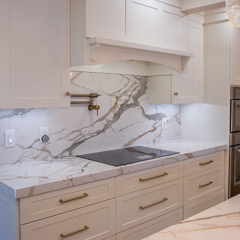 Small Transitional Kitchen Design - Showplace Cabinetry