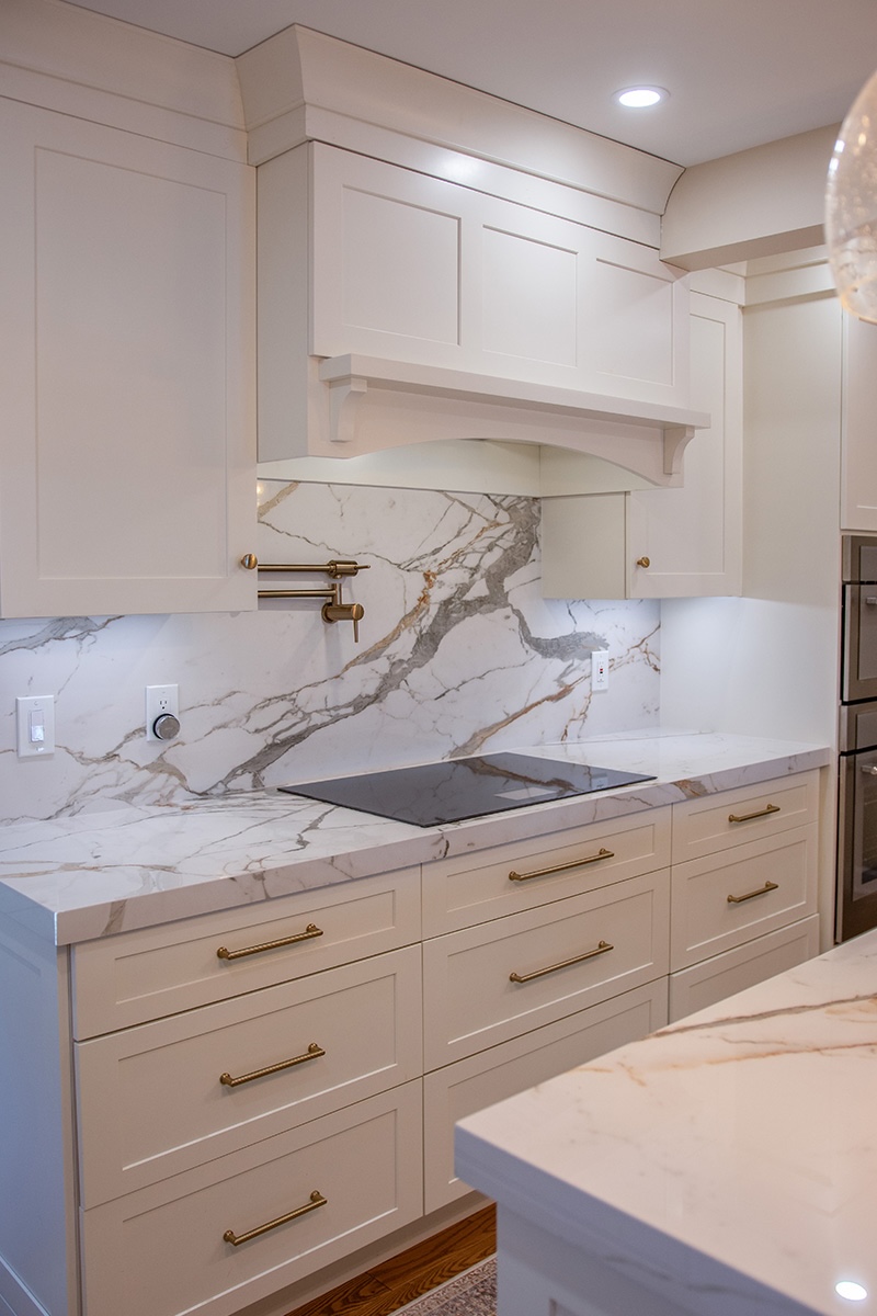 Small Transitional Kitchen Design - Showplace Cabinetry