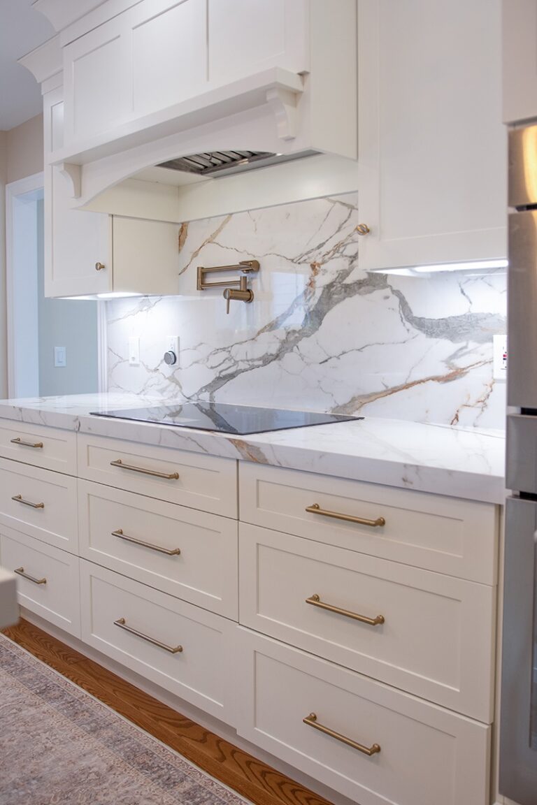 Small Transitional Kitchen Design - Showplace Cabinetry