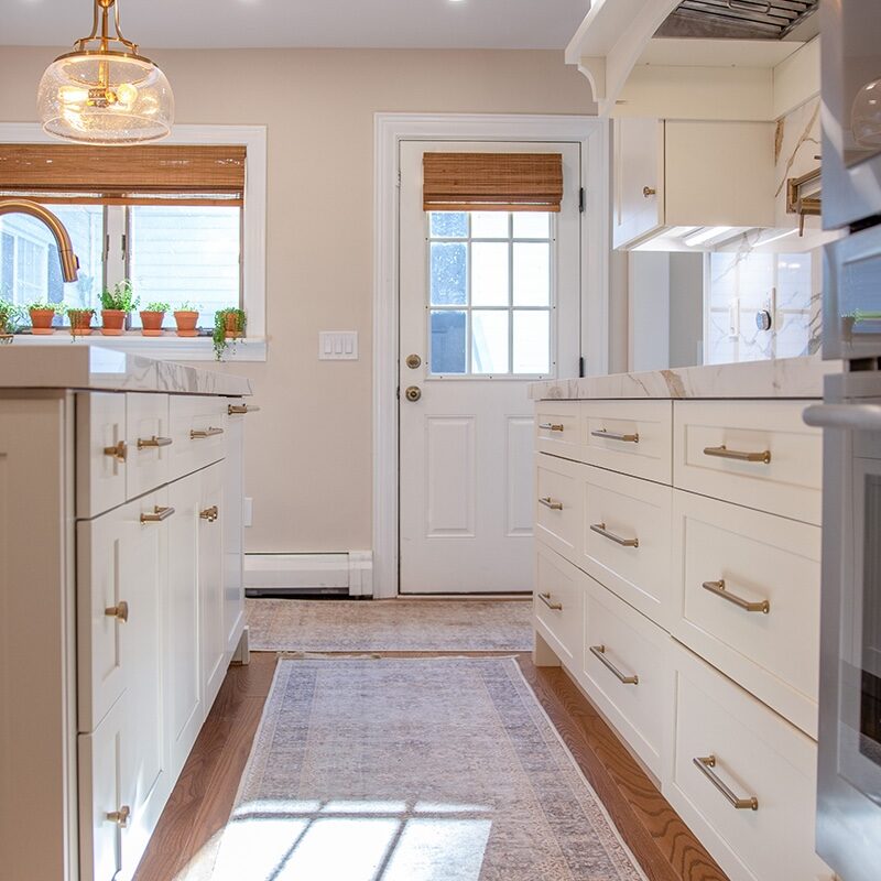 Small Transitional Kitchen Design - Showplace Cabinetry