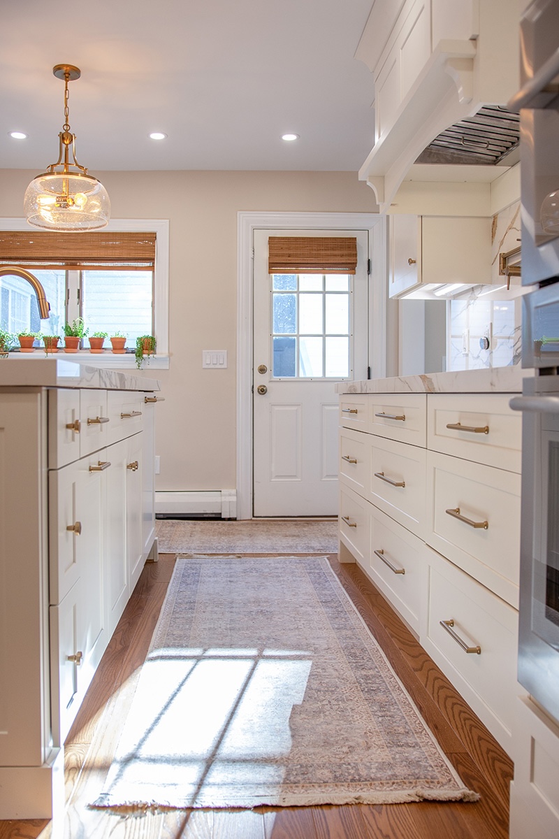 Small Transitional Kitchen Design - Showplace Cabinetry