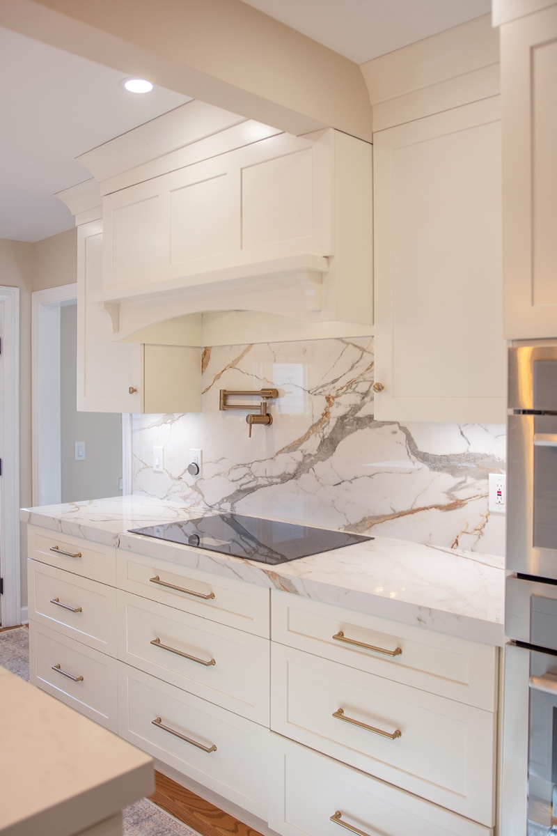Small Transitional Kitchen Design - Showplace Cabinetry